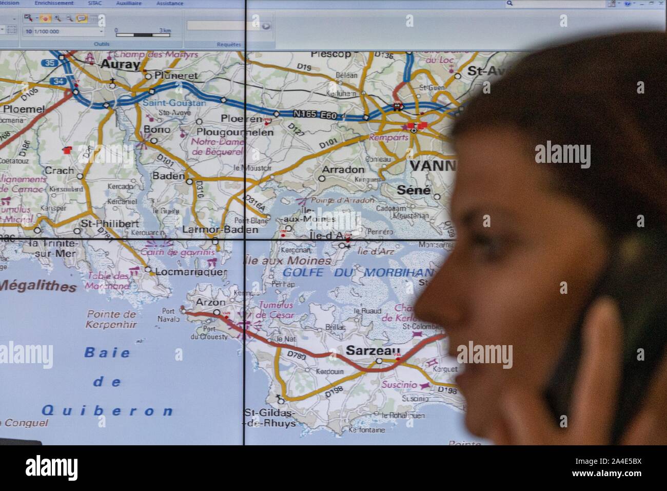 TELEPHONE OPERATOR IN FRONT OF A MAP OF THE DEPARTMENT CALL CENTER FOR TELEPHONE OPERATOR IN FRONT OF A MAP OF THE DEPARTMENT CALL CENTER FOR