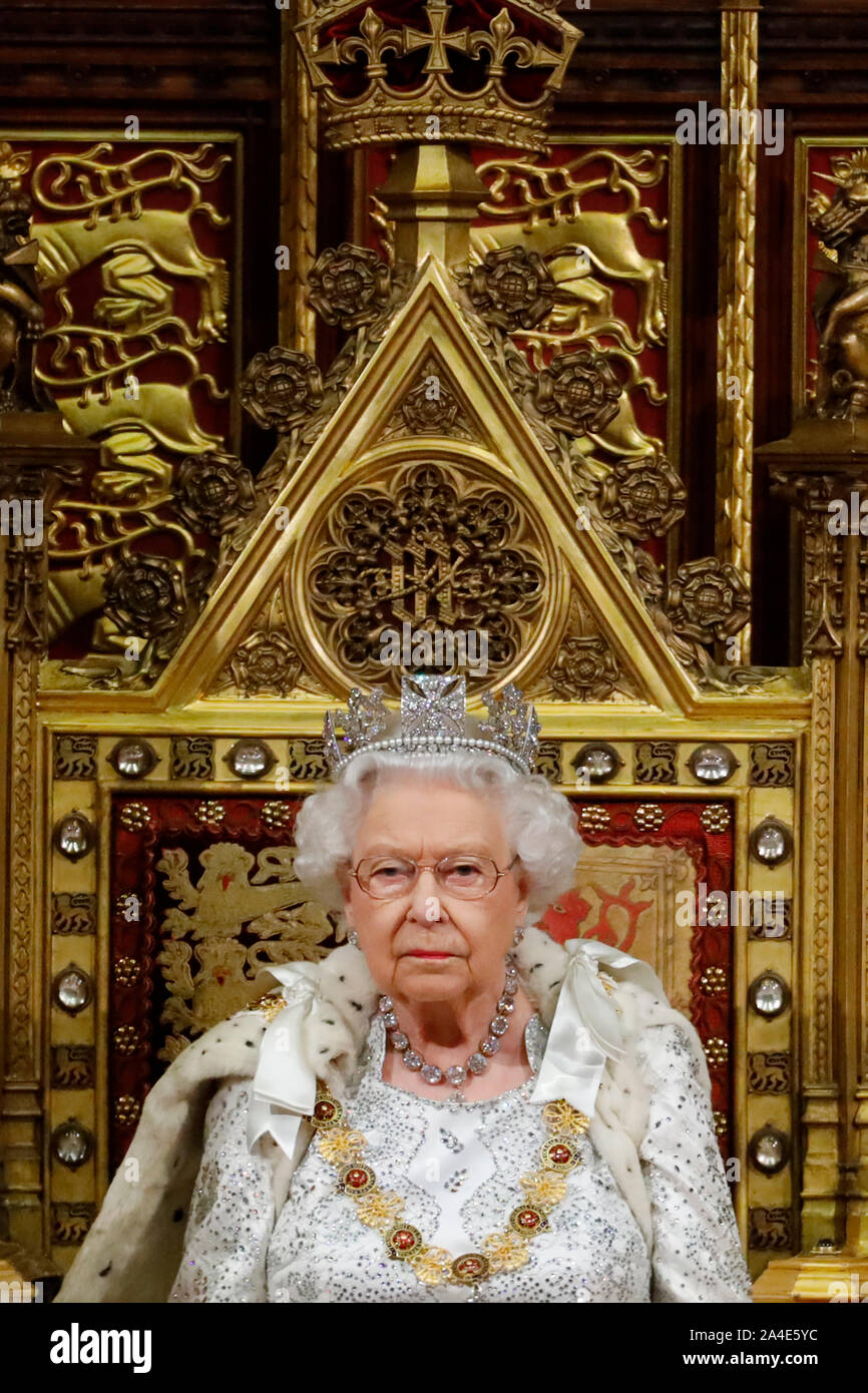 Queen elizabeth delivers speech in house lords hi-res stock photography ...