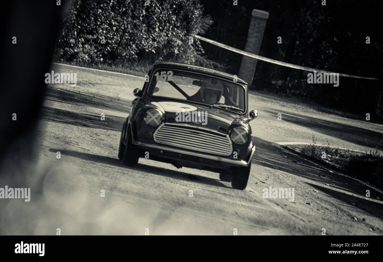 Morris 1000 classic car hi-res stock photography and images - Alamy
