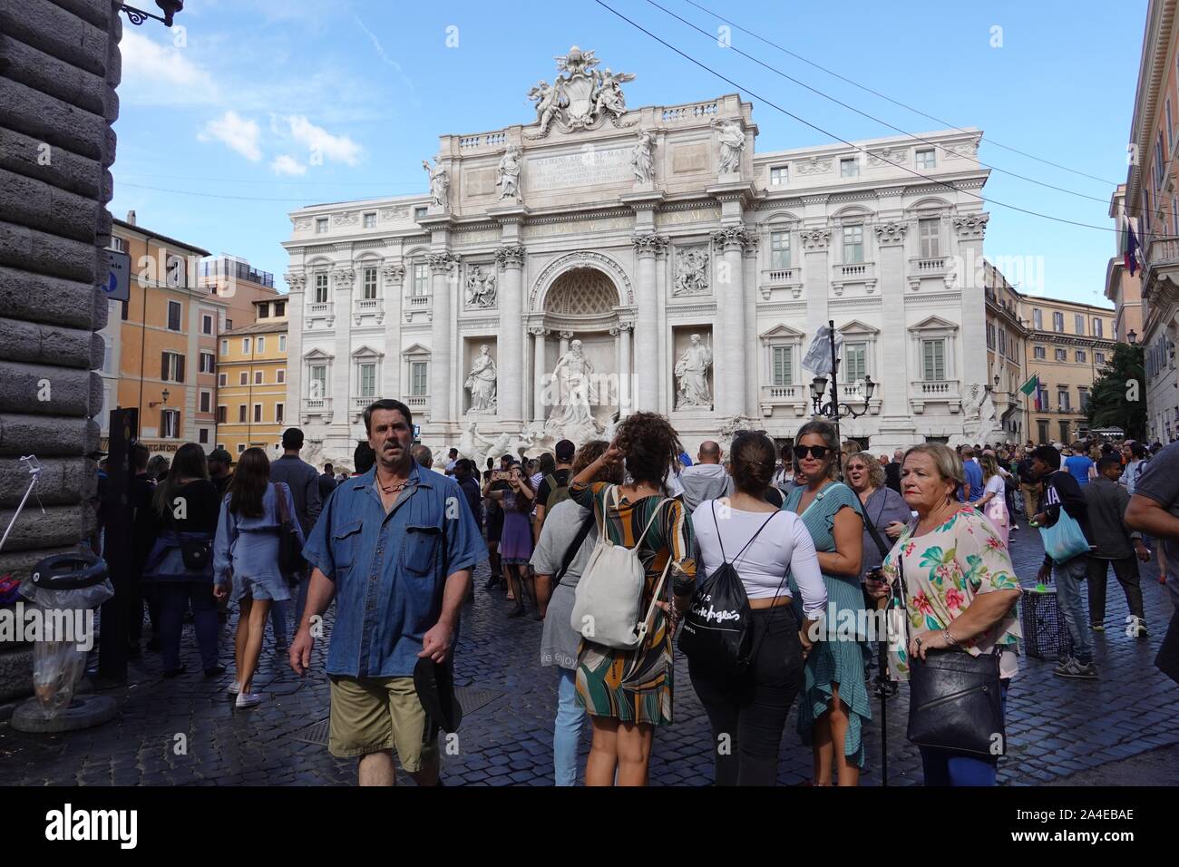 Tourist crowded fountain hi-res stock photography and images - Alamy