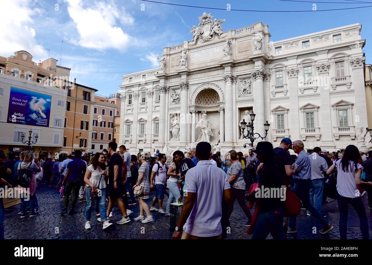 Crowds of tourists in rome trevi fountain hi-res stock photography and ...