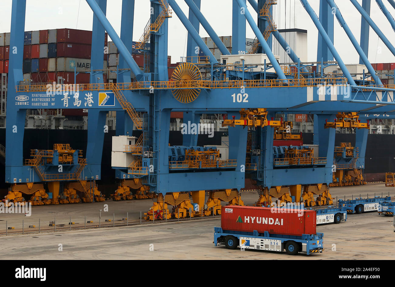 Automated container ports hi-res stock photography and images - Alamy