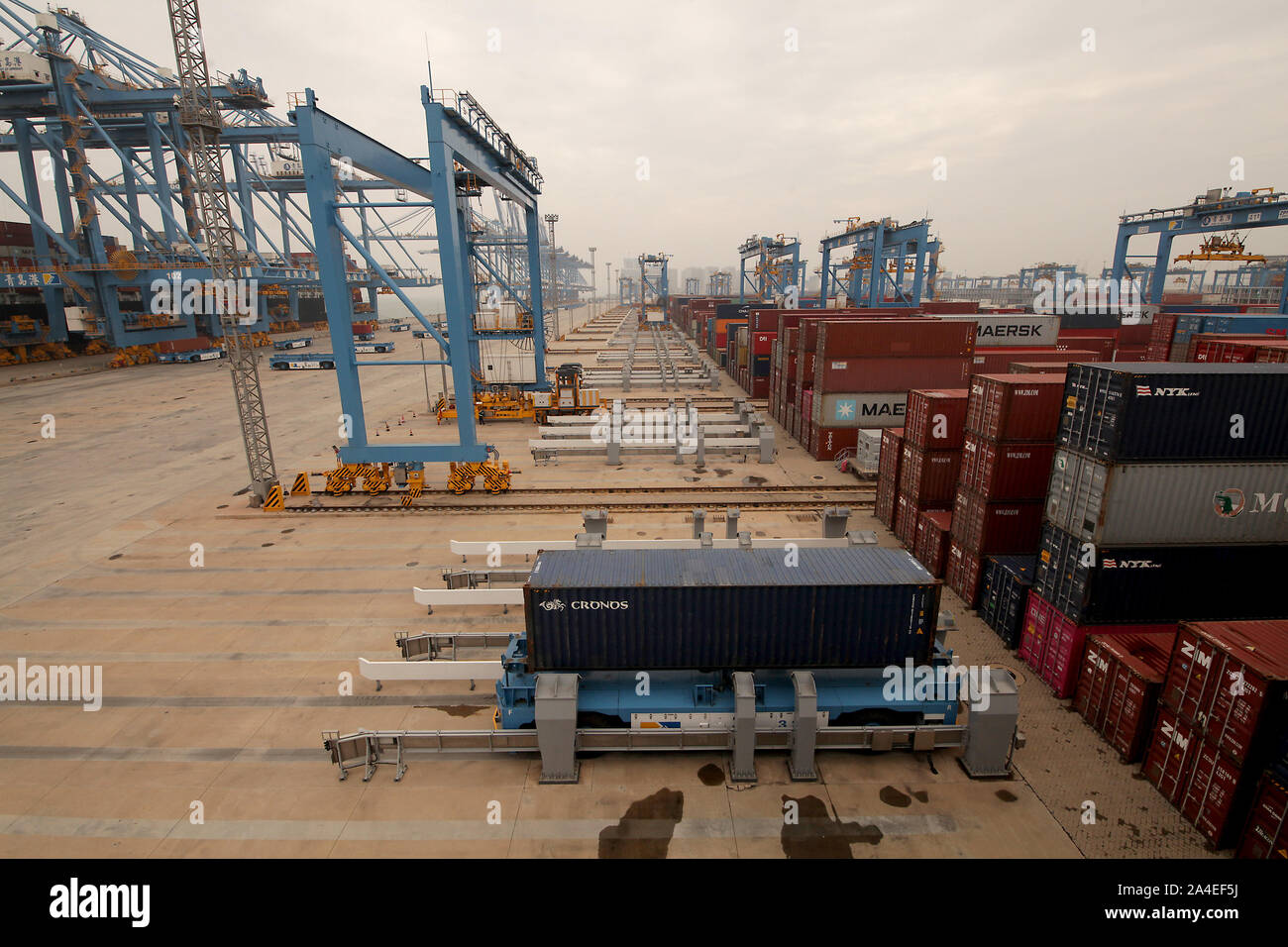 Automated container ports hi-res stock photography and images - Alamy