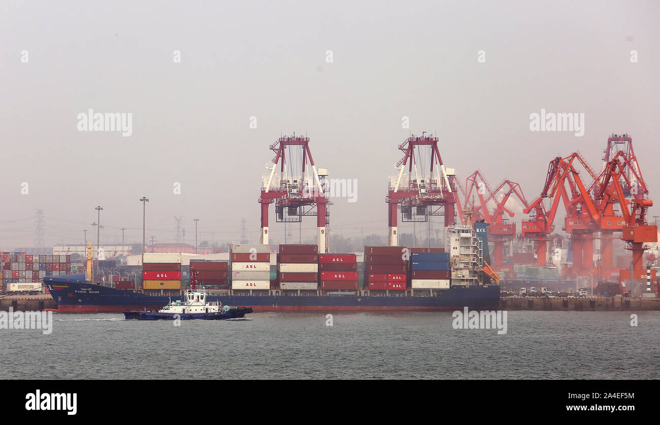 Container ship arrives in port hi-res stock photography and images - Alamy