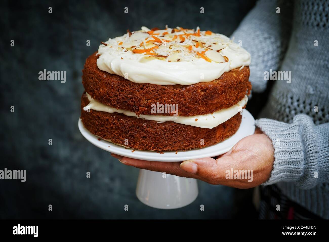 Hand holding cake hi-res stock photography and images - Alamy