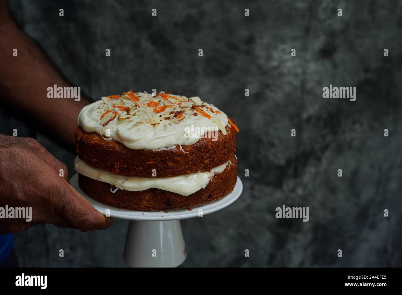 Hand holding cake hi-res stock photography and images - Alamy