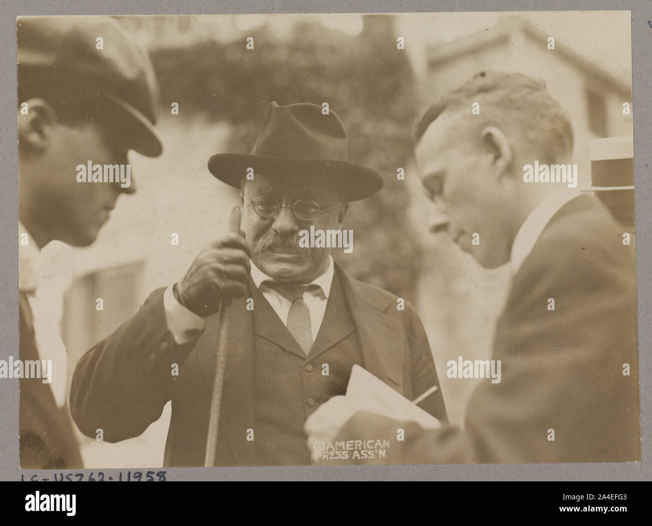 Theodore Roosevelt speaking with two men, probably reporters Stock ...