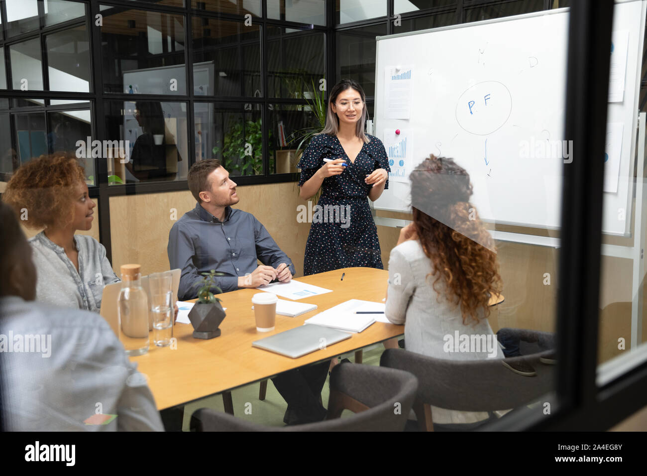 Asian customer hi-res stock photography and images - Alamy