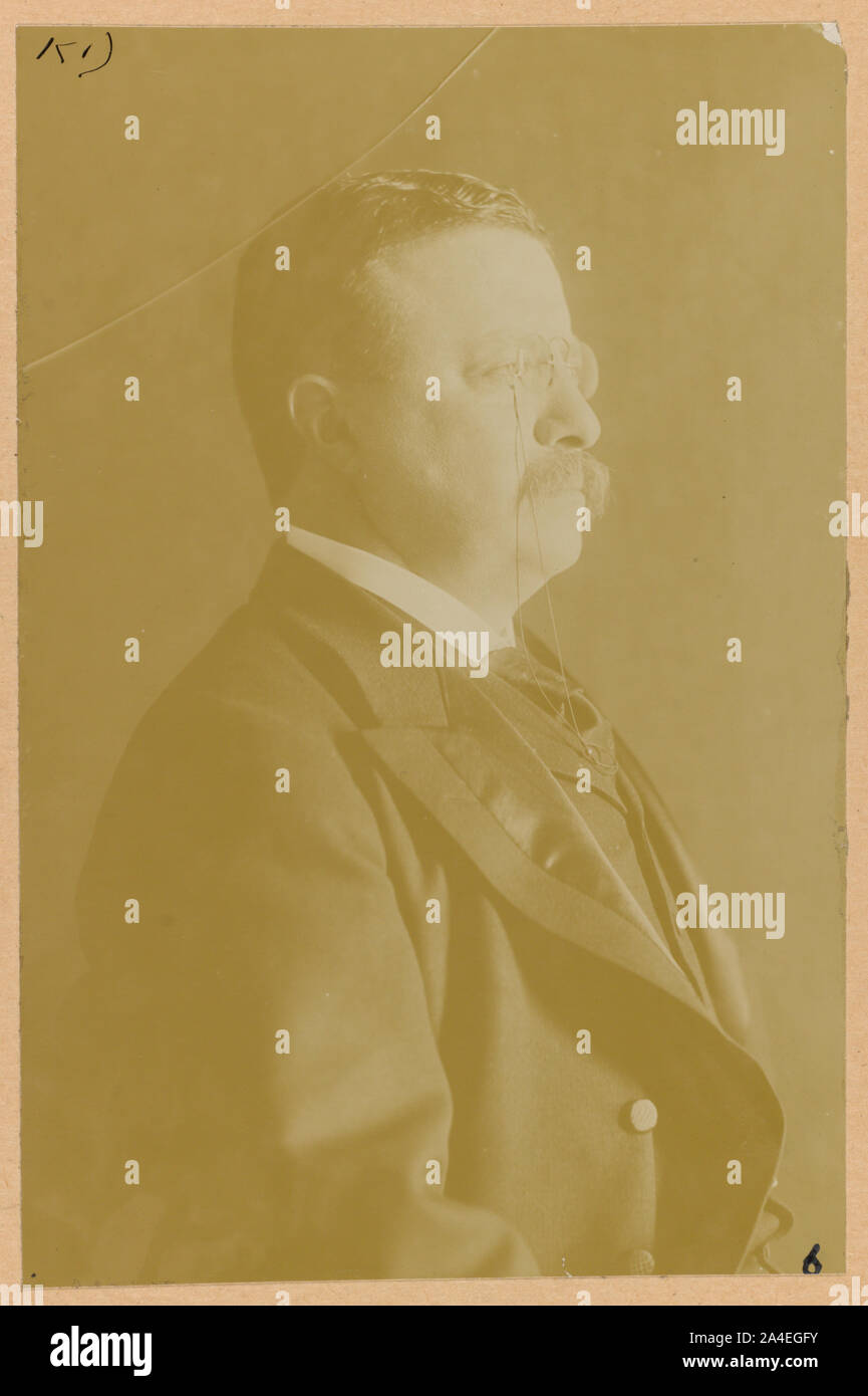 Bust portrait man glasses hi-res stock photography and images - Alamy