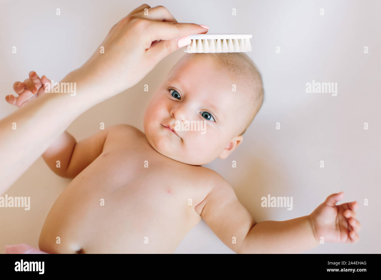 Mother hand combing hair for her Baby Stock Photo - Alamy