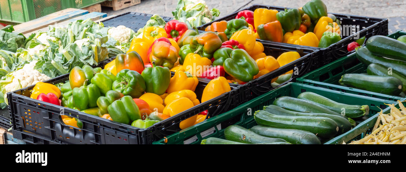 Organic vegetables at the weekly market Stock Photo - Alamy