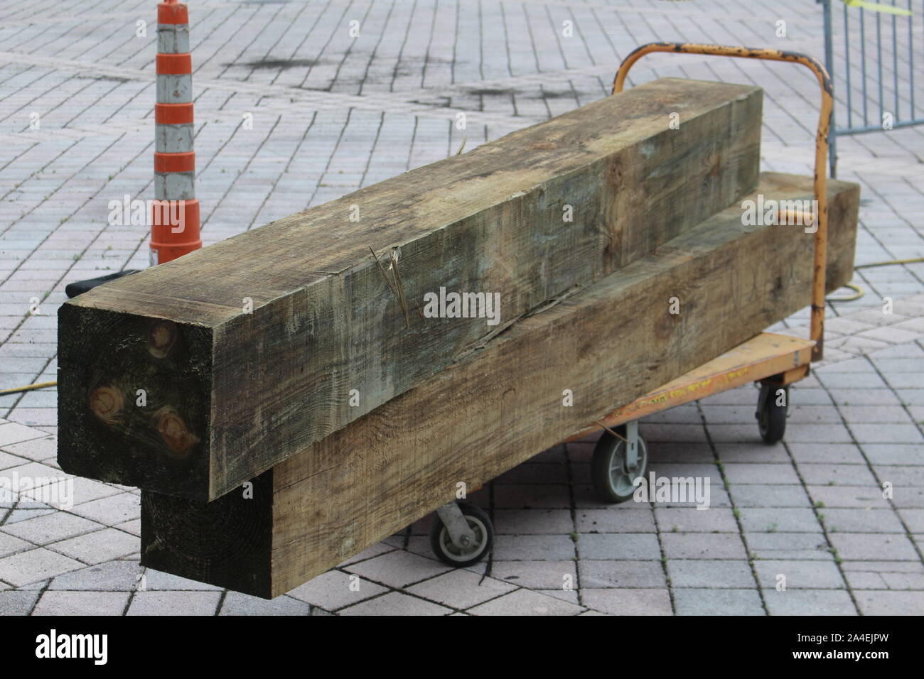 Wood beams on cart hi-res stock photography and images - Alamy