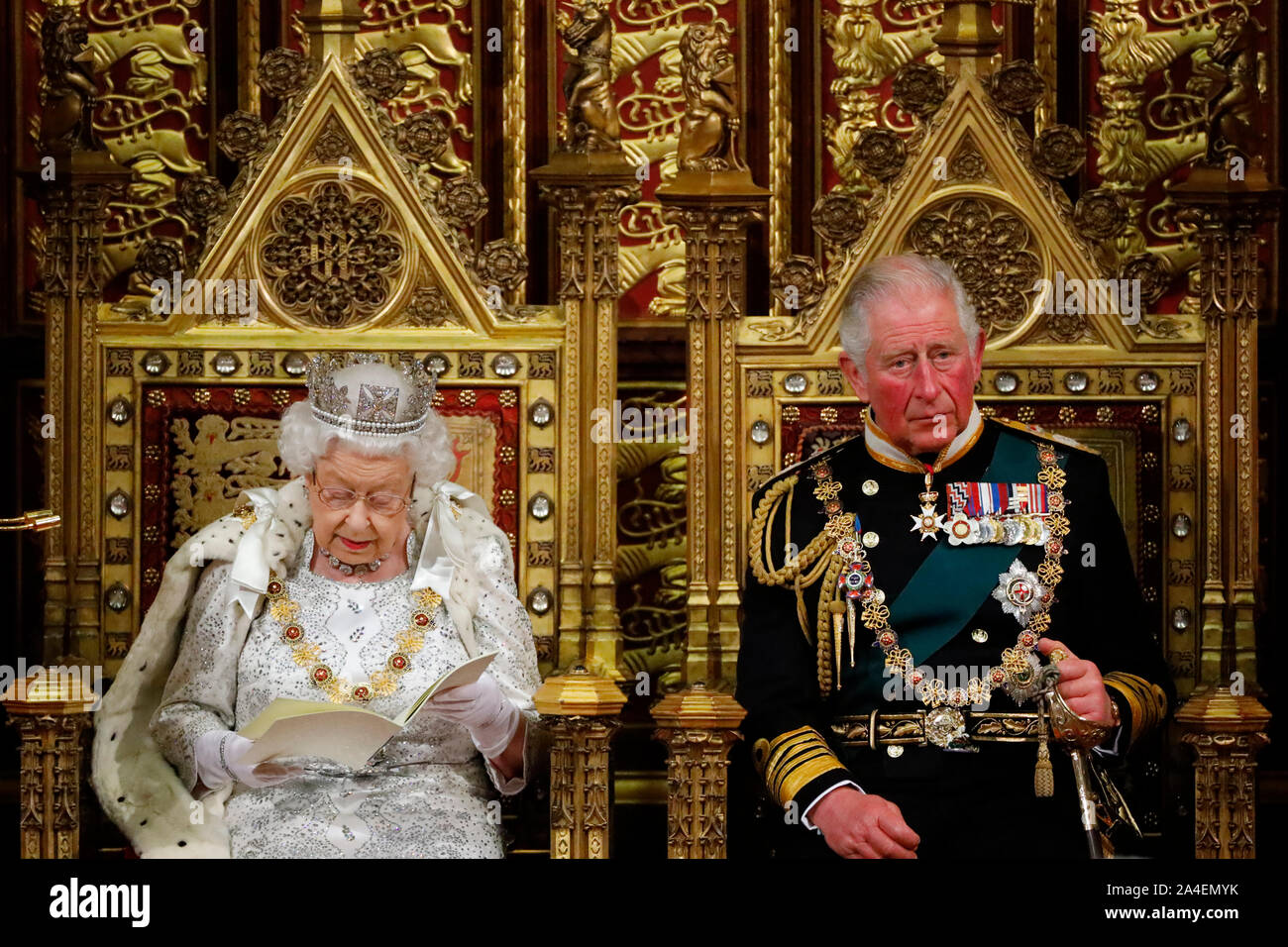 Queen elizabeth delivers speech in house lords hi-res stock photography ...