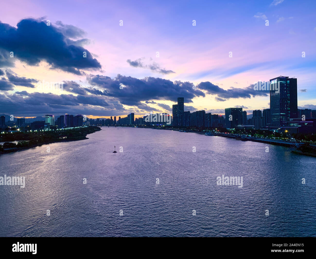 Skyscraper dusk silhouette hi-res stock photography and images - Alamy