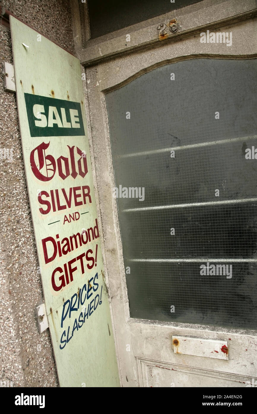 Gold for sale sign outside disused jeweller's shop, UK Stock Photo - Alamy