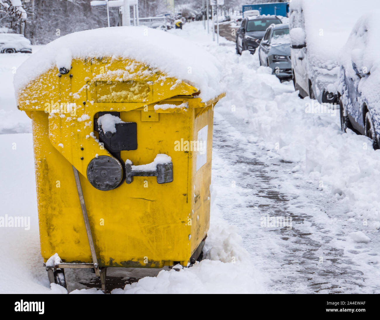 Tons of snow hi-res stock photography and images - Alamy
