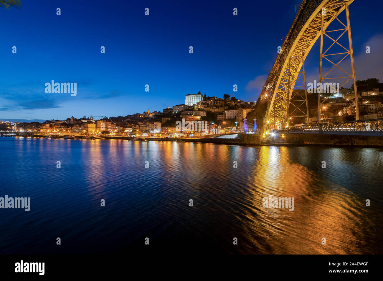 Night riverfront hi-res stock photography and images - Alamy