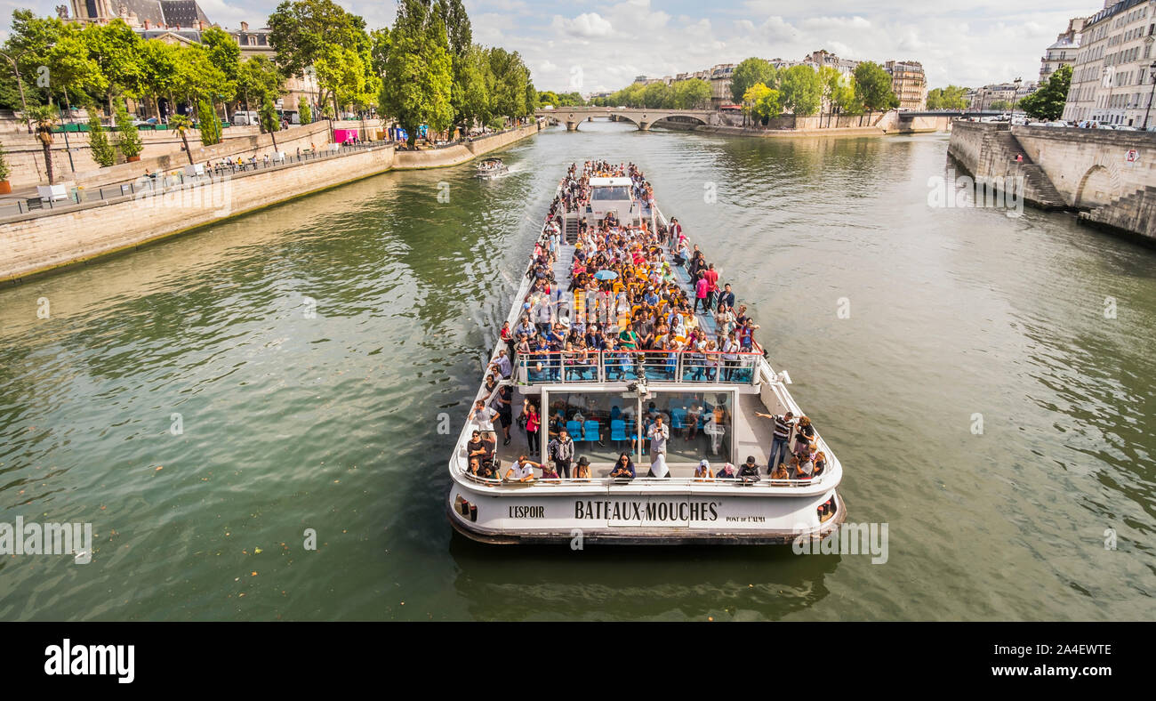 Bateaux mouches paris hi-res stock photography and images - Alamy