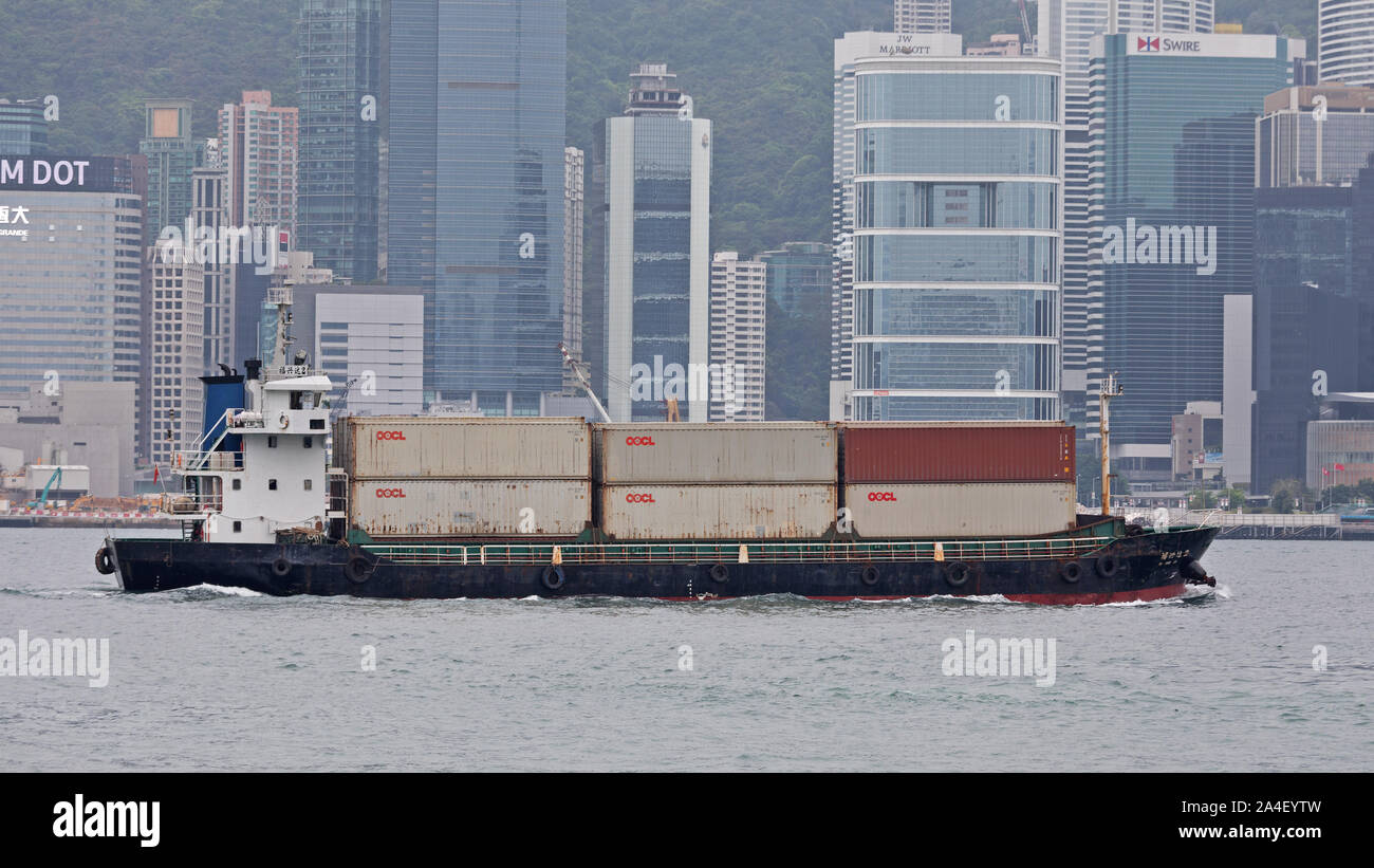 Hong kong cargo ship hong kong victoria harbour hi-res stock ...