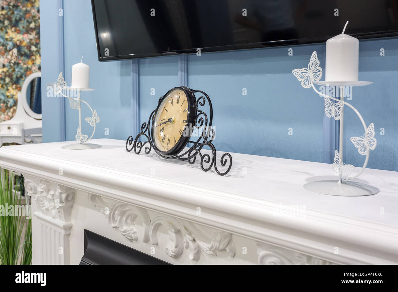Mantel clock decor hi-res stock photography and images - Alamy