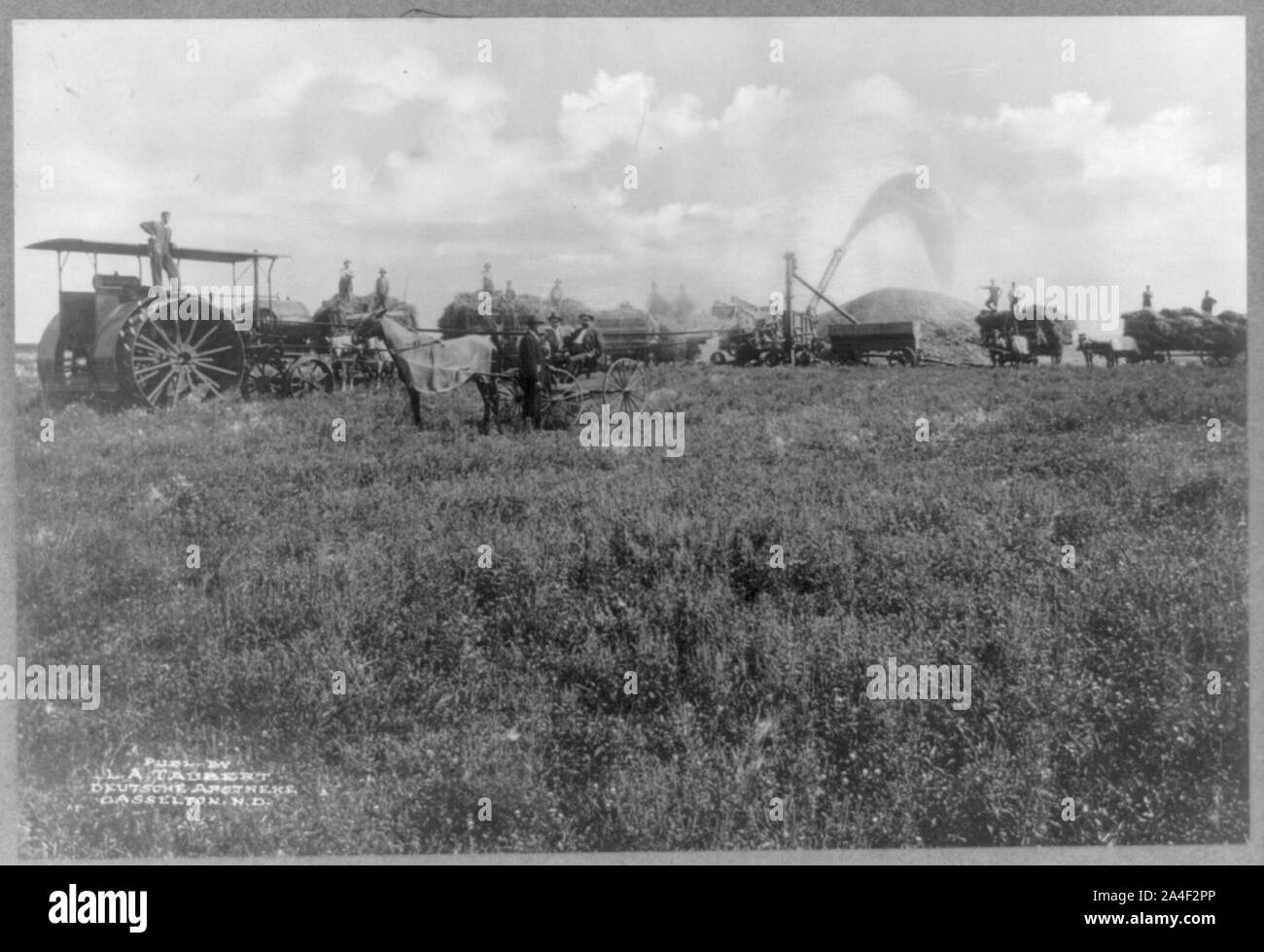 Threshing scene on farm of John B. Siemer Stock Photo - Alamy