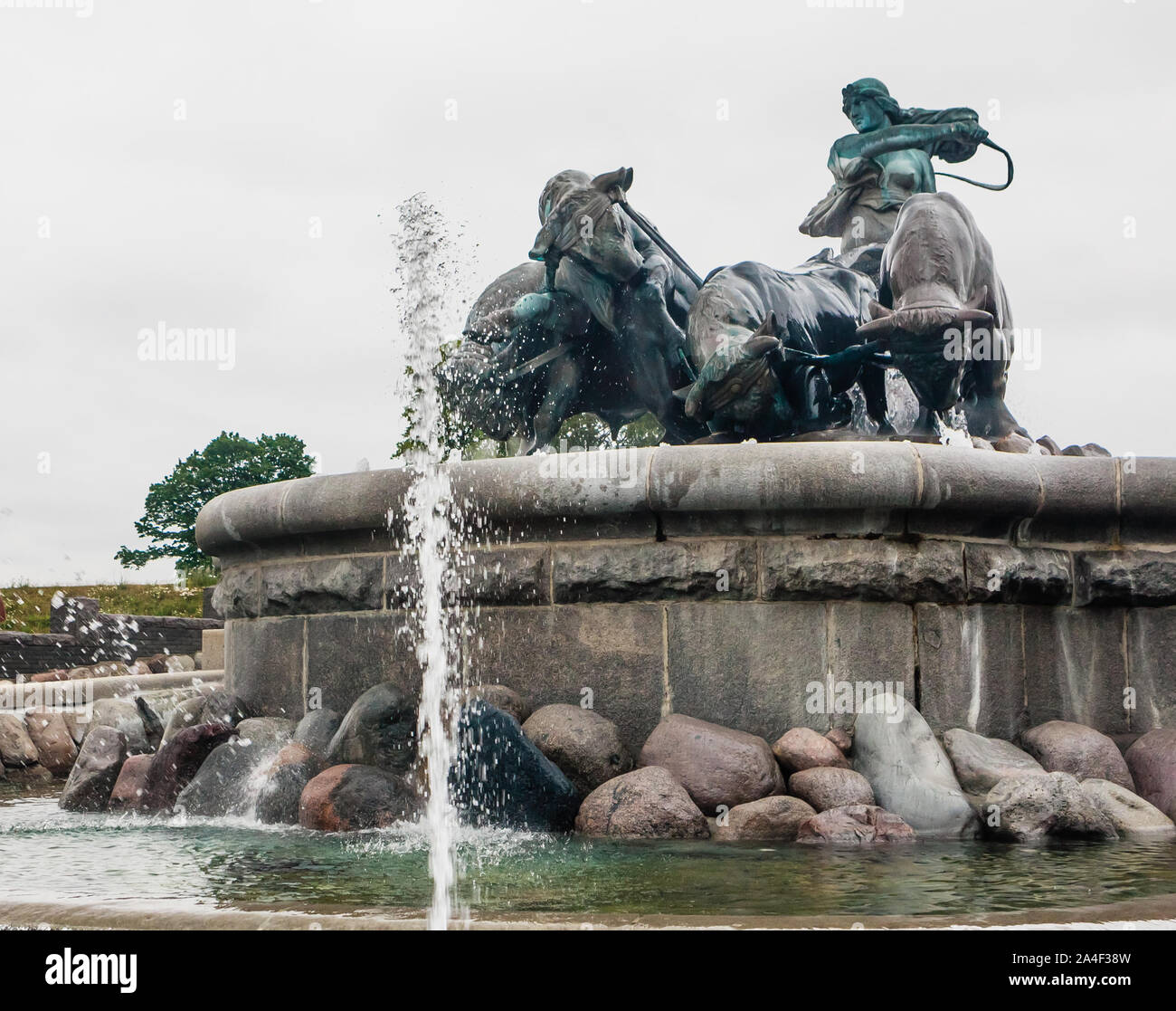 Norse goddess Gefjon statue by Anders Bundgaard on the Gefion Fountain ...