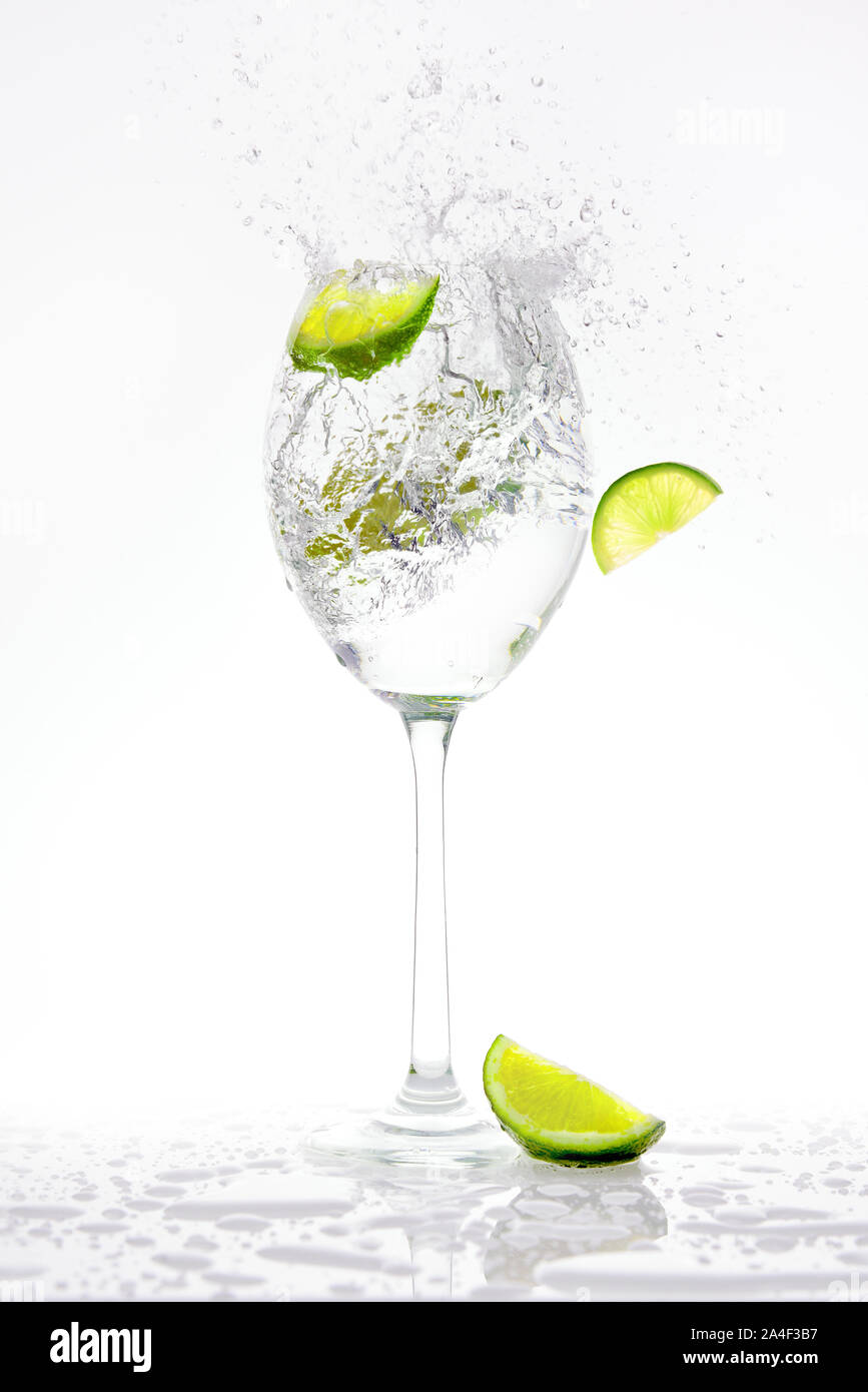Fresh lime falling into a splashing sparkling water Stock Photo - Alamy