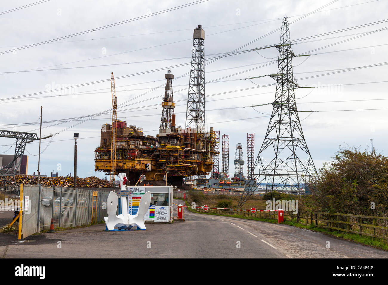 Pylons uk hi-res stock photography and images - Alamy