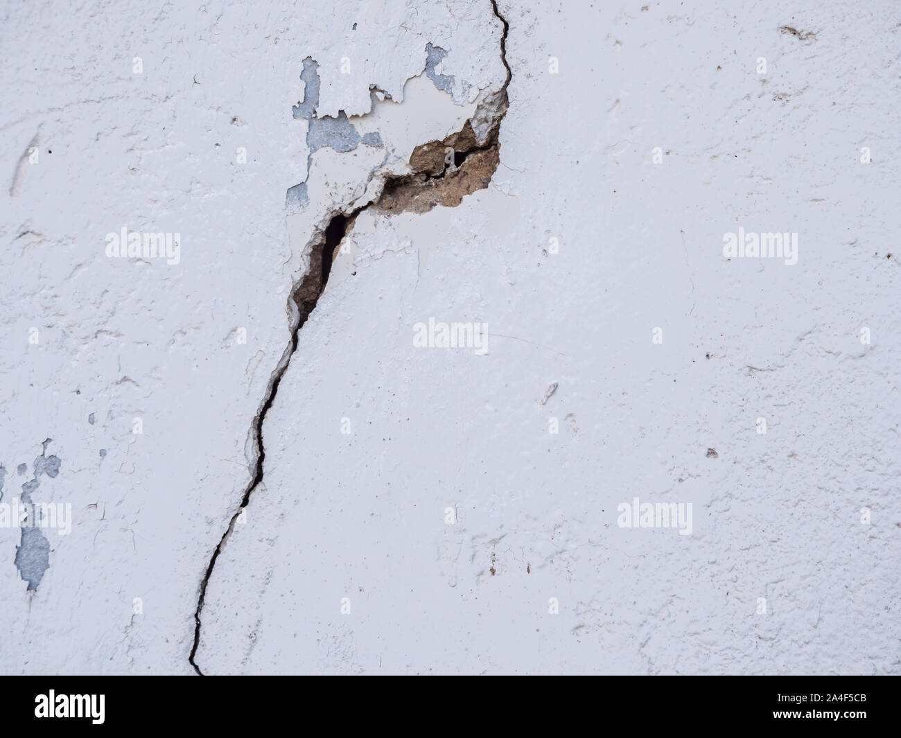 Cracks in the house wall construction defects Stock Photo - Alamy