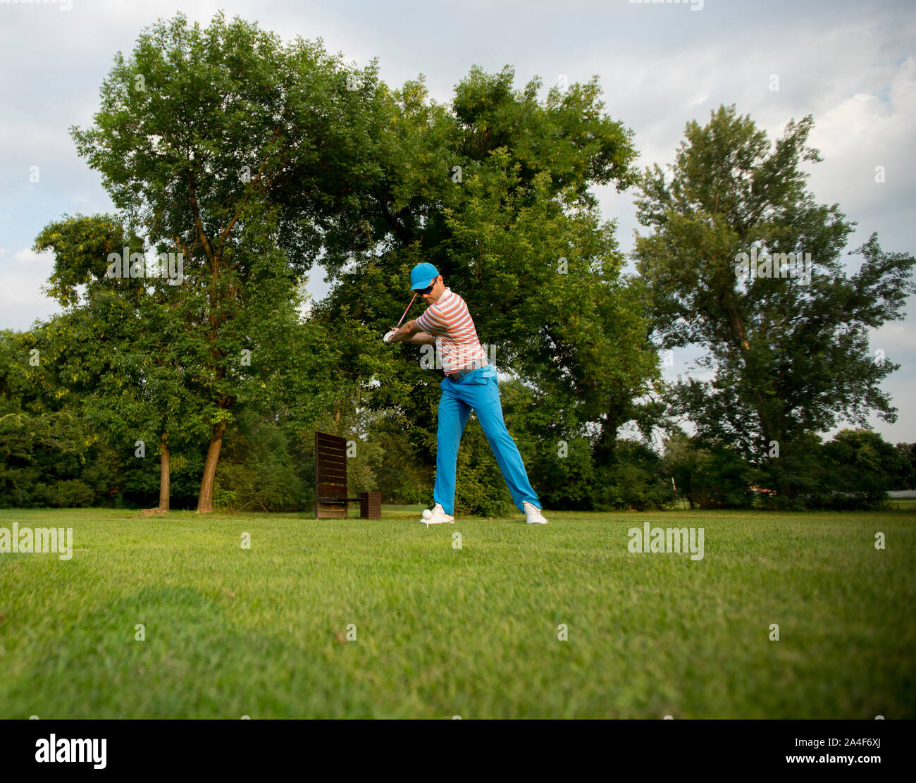 Man golfing hi-res stock photography and images - Alamy