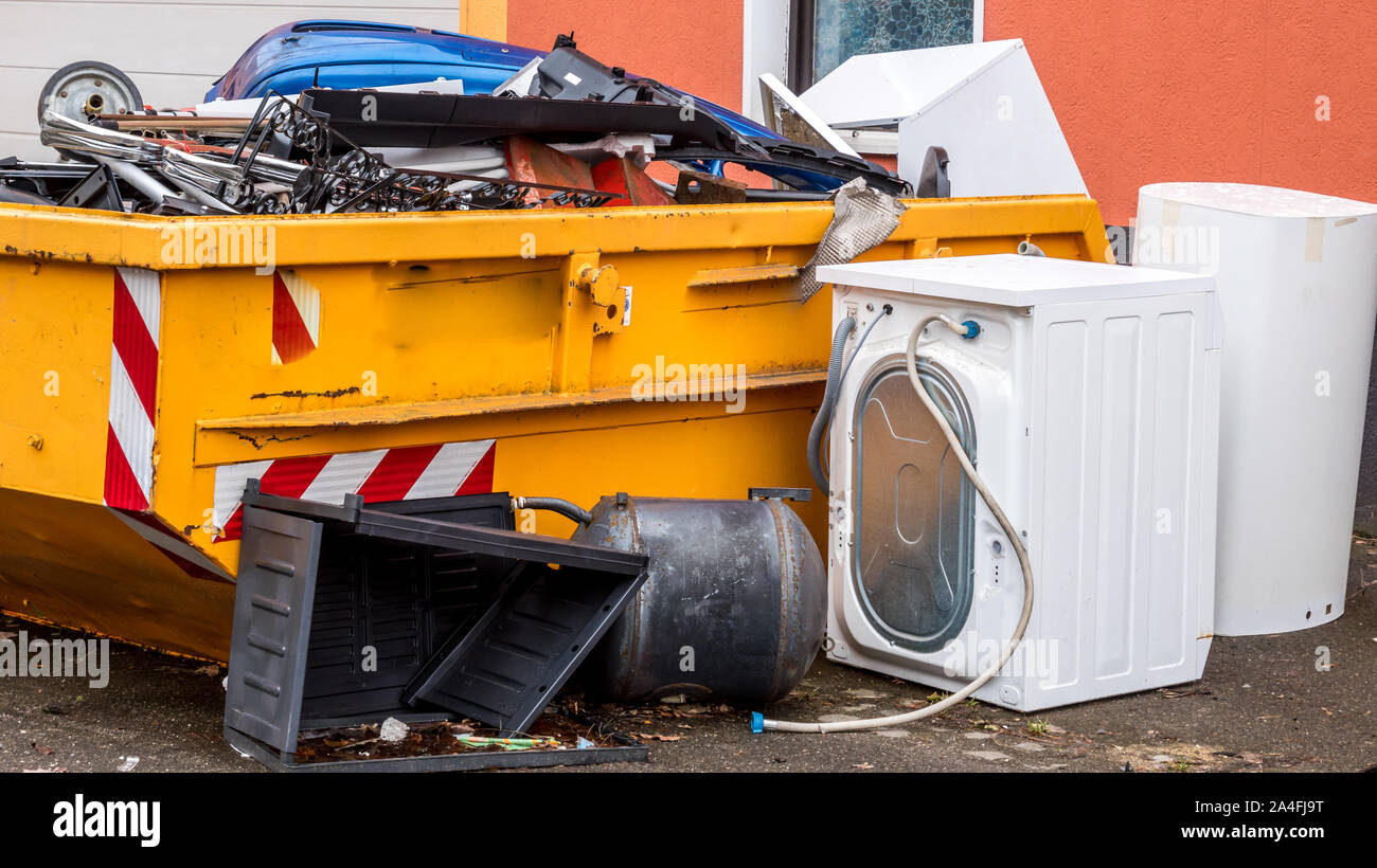 Bulky garbage hi-res stock photography and images - Alamy