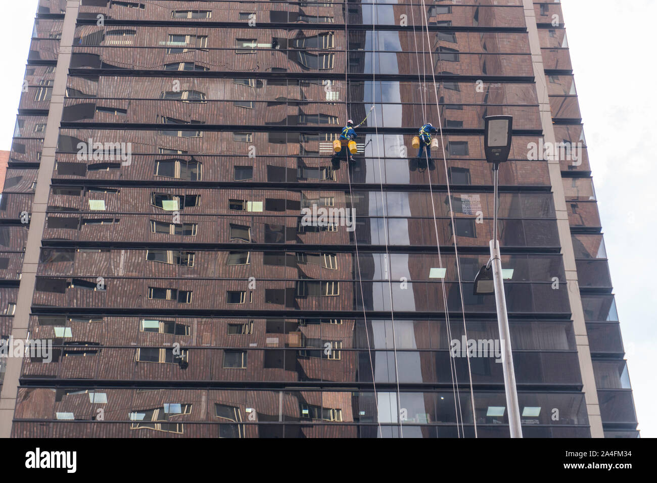 People washing the windows of a building Stock Photo - Alamy