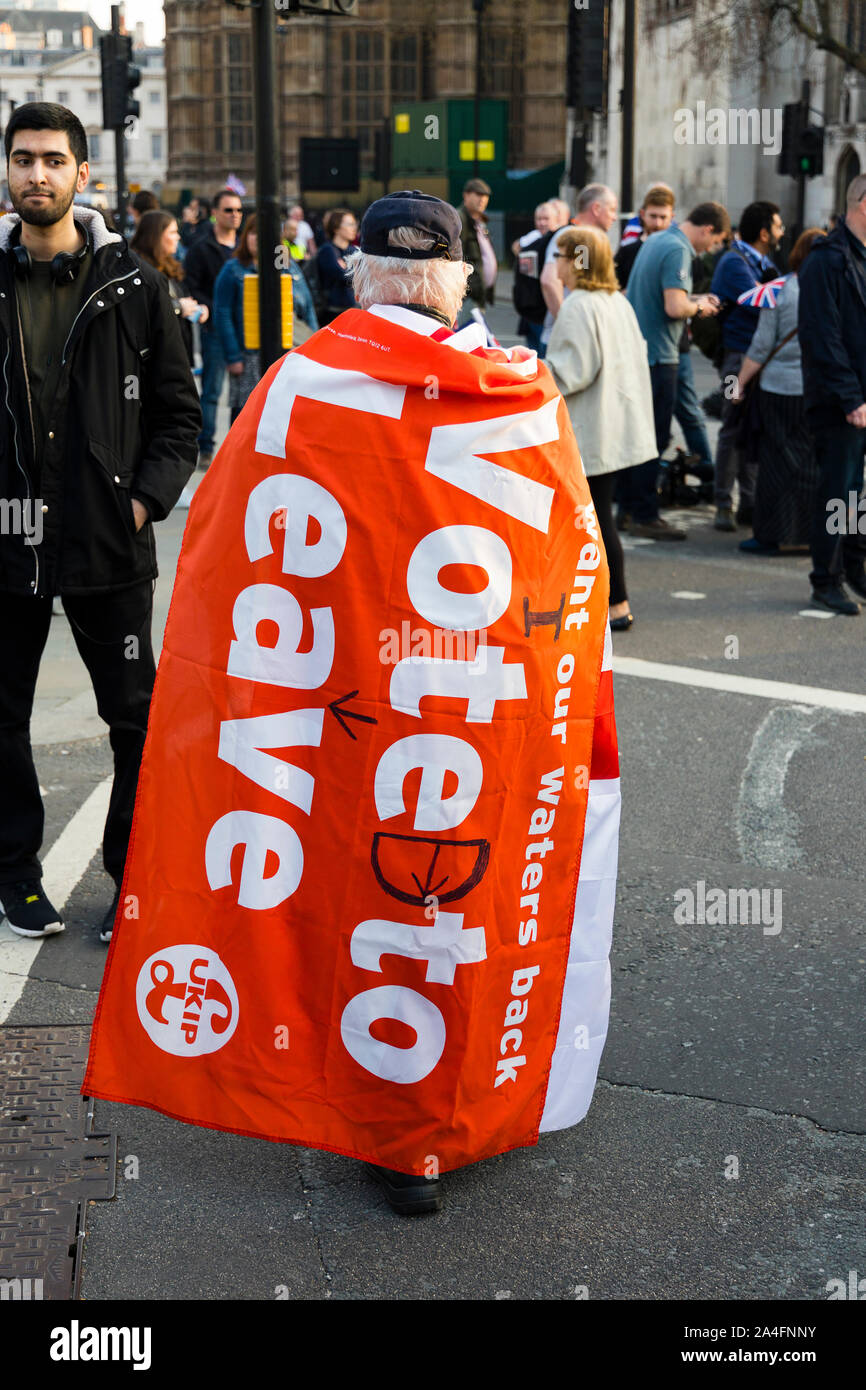 London, UK. Man wearing "I voted to Leave" flag Stock Photo - Alamy