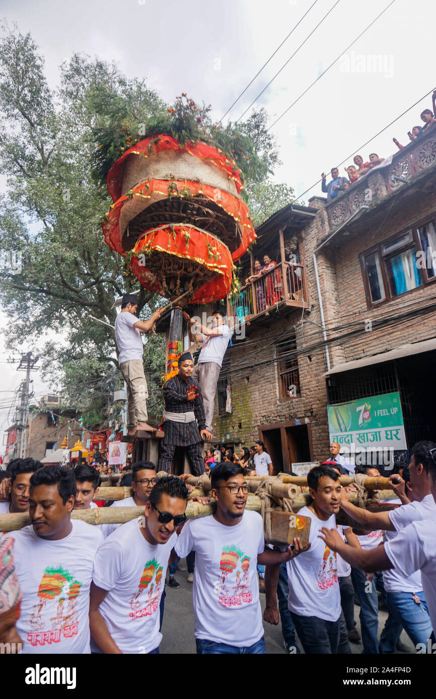 Kathmandu, Nepal. 14th Oct, 2018. Nepalese devotees carry the chariot ...