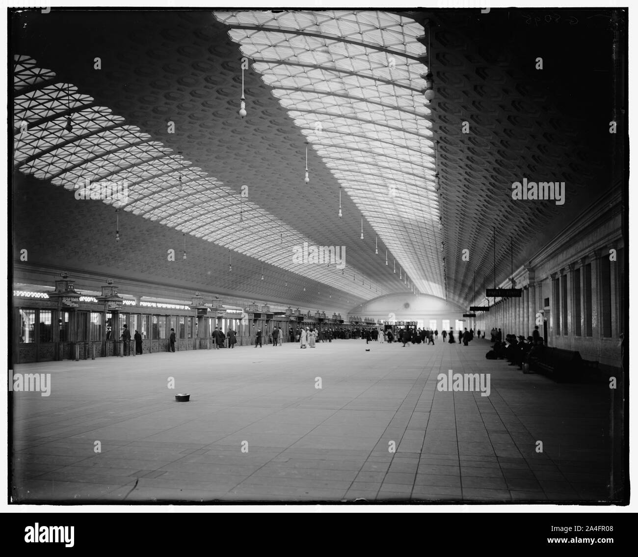 Concourse station passengers Black and White Stock Photos & Images - Alamy