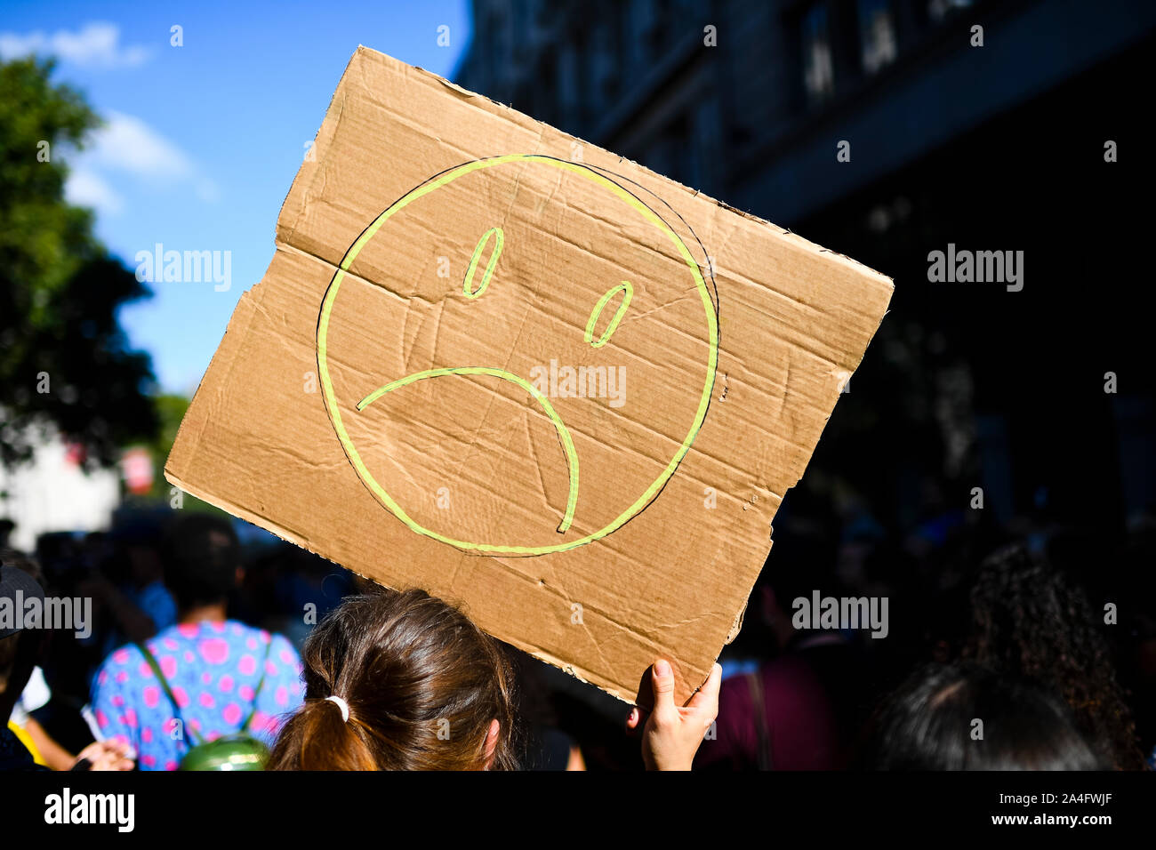 Sad face emoji london hi-res stock photography and images - Alamy