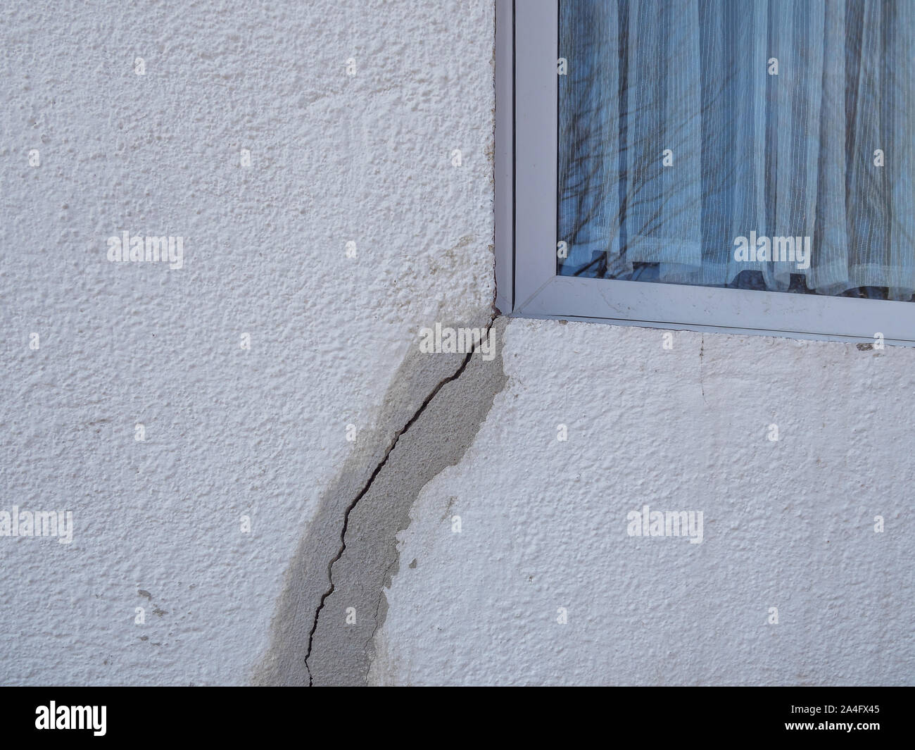 Cracks in the facade structural damage Stock Photo - Alamy