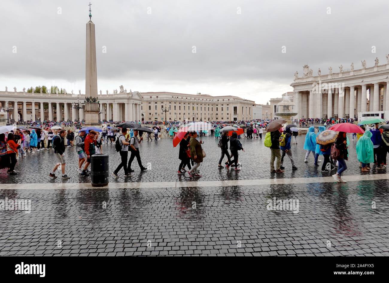 People queuing in St Peter's Square, Rome, Italy Stock Photo - Alamy