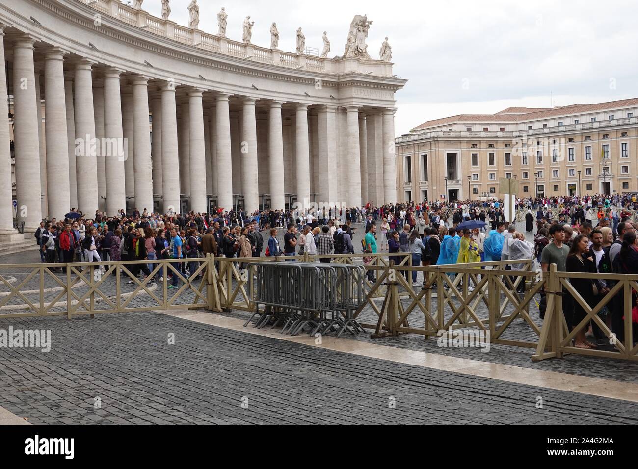 People queuing in St Peter's Square, Rome, Italy Stock Photo - Alamy