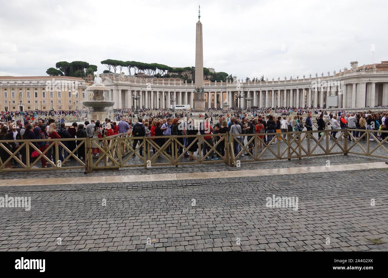 People queuing in St Peter's Square, Rome, Italy Stock Photo - Alamy