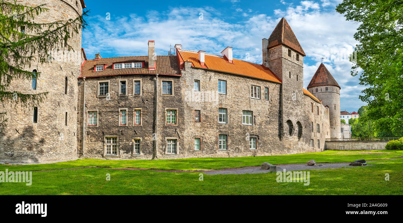 Tallinn medieval wall hi-res stock photography and images - Alamy