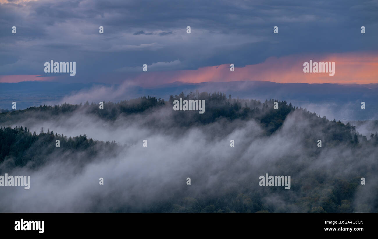 Low level clouds hi-res stock photography and images - Alamy
