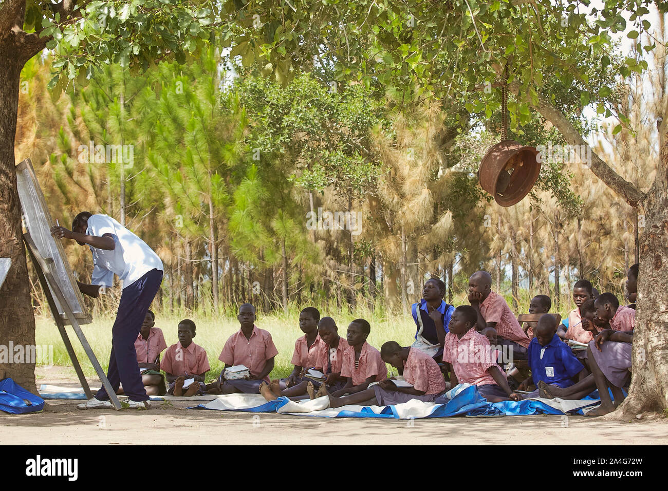 School under tree hi-res stock photography and images - Alamy