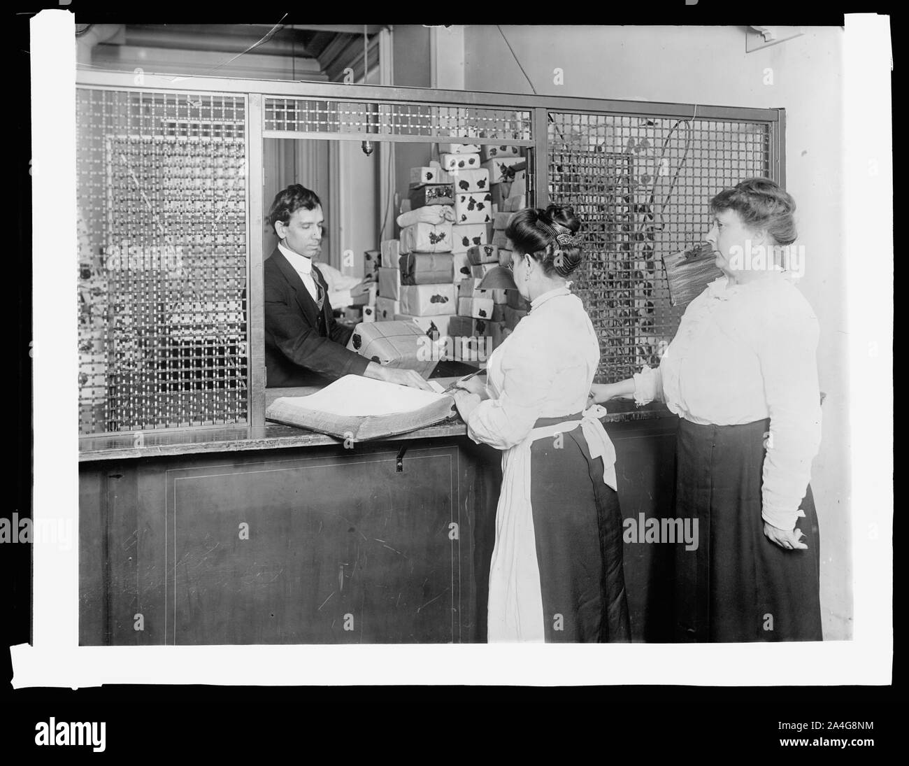 Accounts clerks hi-res stock photography and images - Alamy