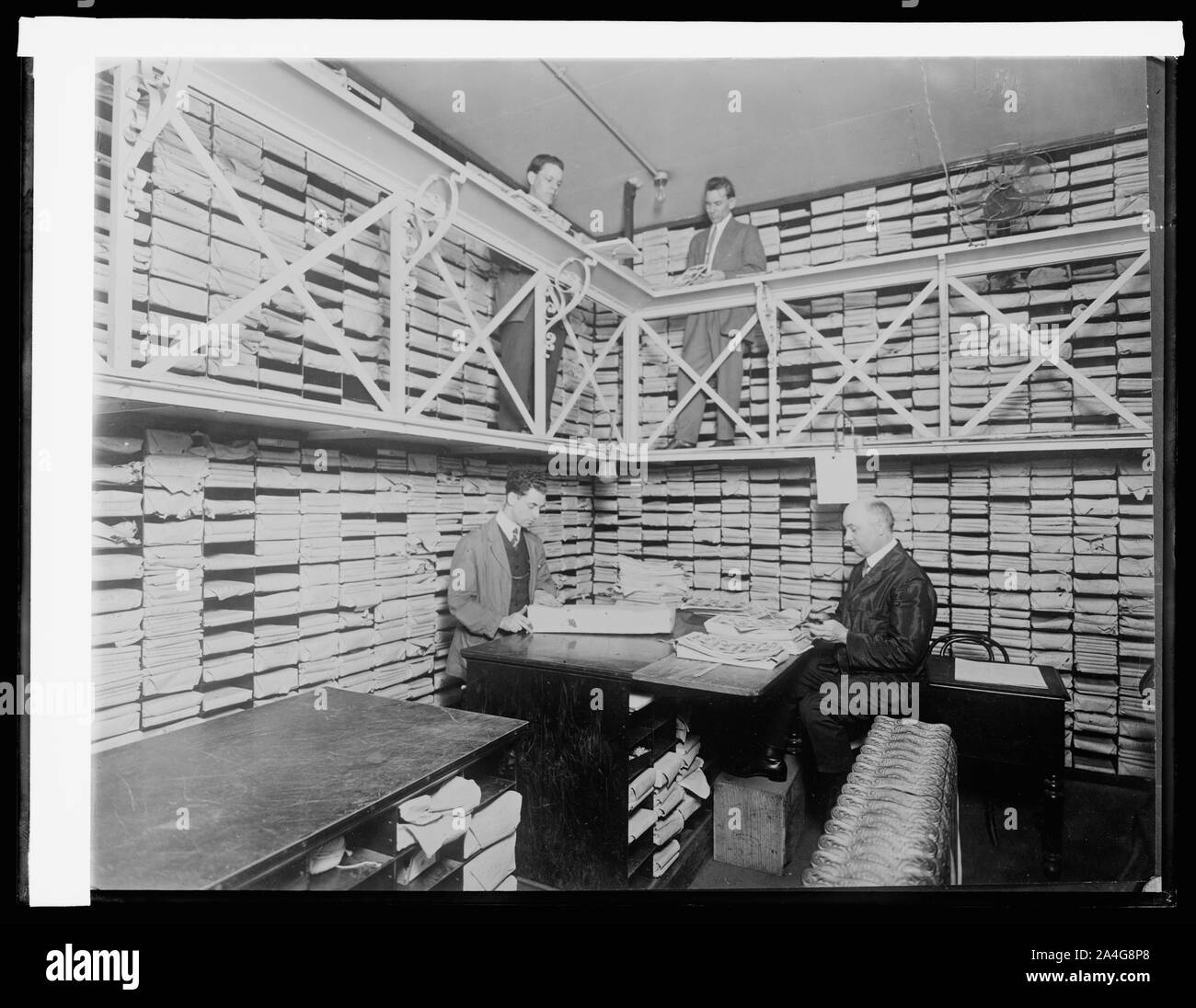 000 of bank notes Black and White Stock Photos & Images - Alamy