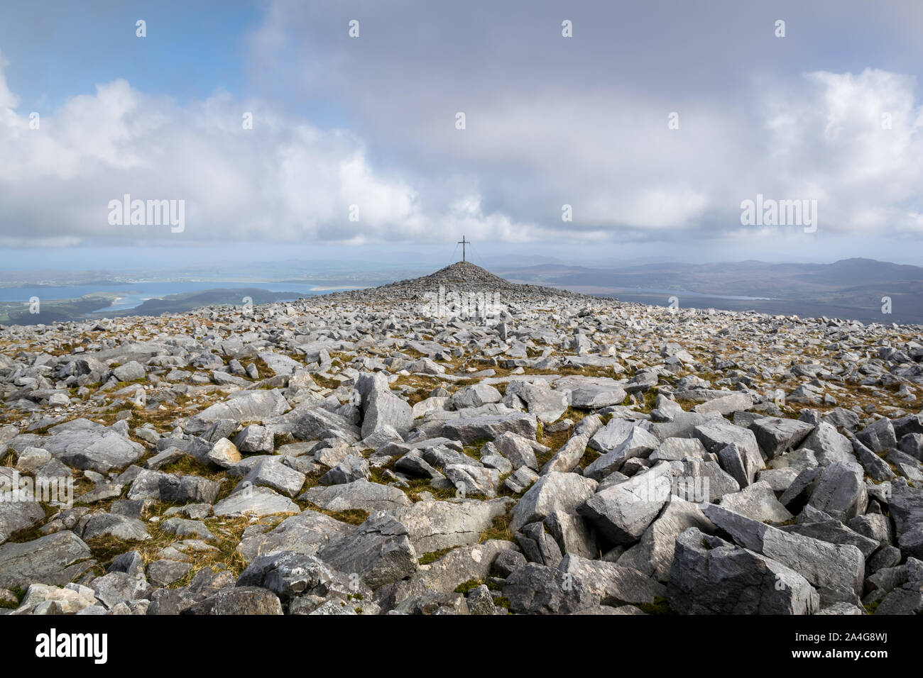 The rugged and rocky flat top of Muckish Mountain in Donegal Ierland ...