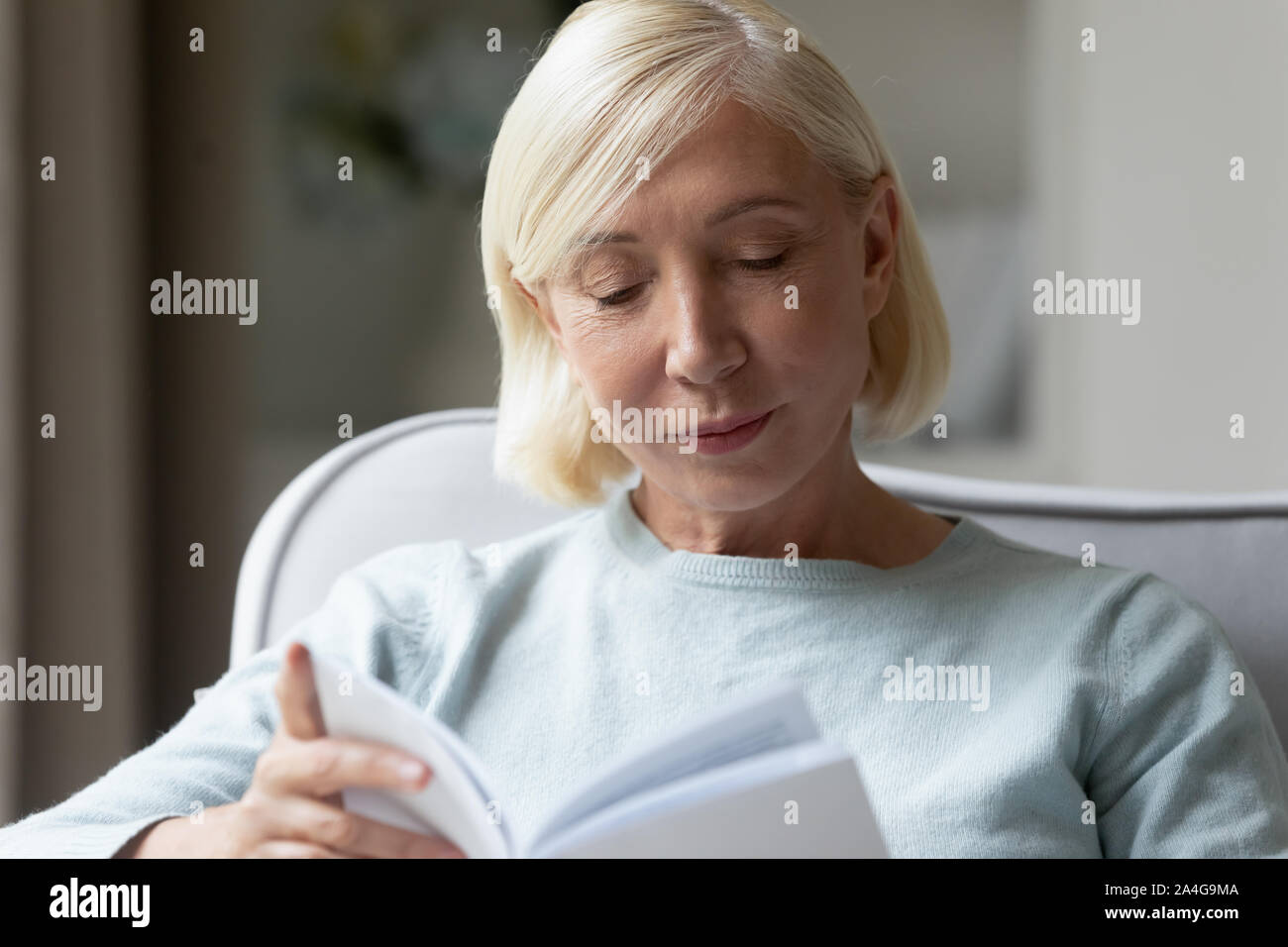 Older woman reading hi-res stock photography and images - Alamy