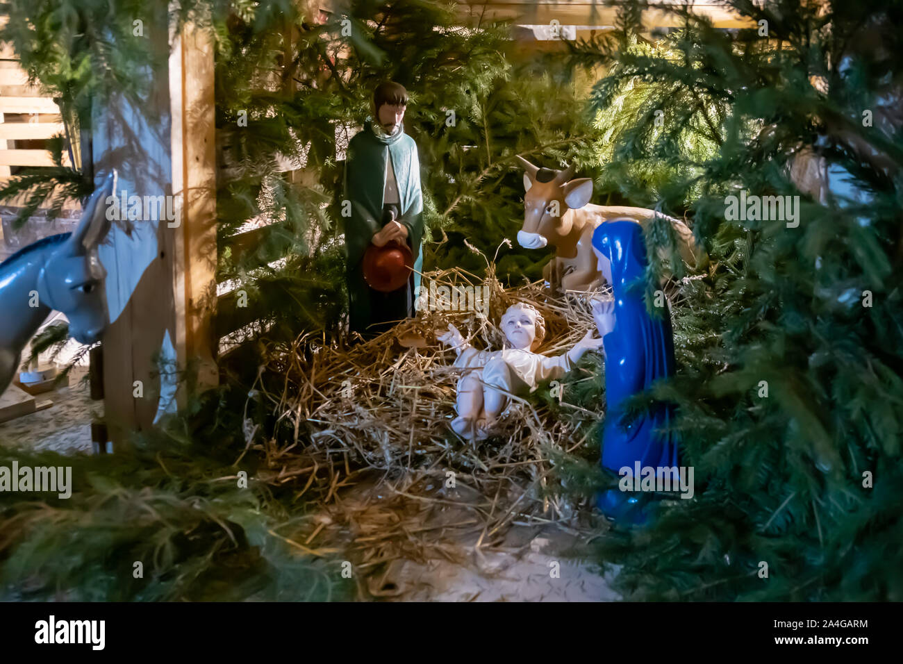 Christmas nativity scene with baby Jesus Creche Stock Photo - Alamy
