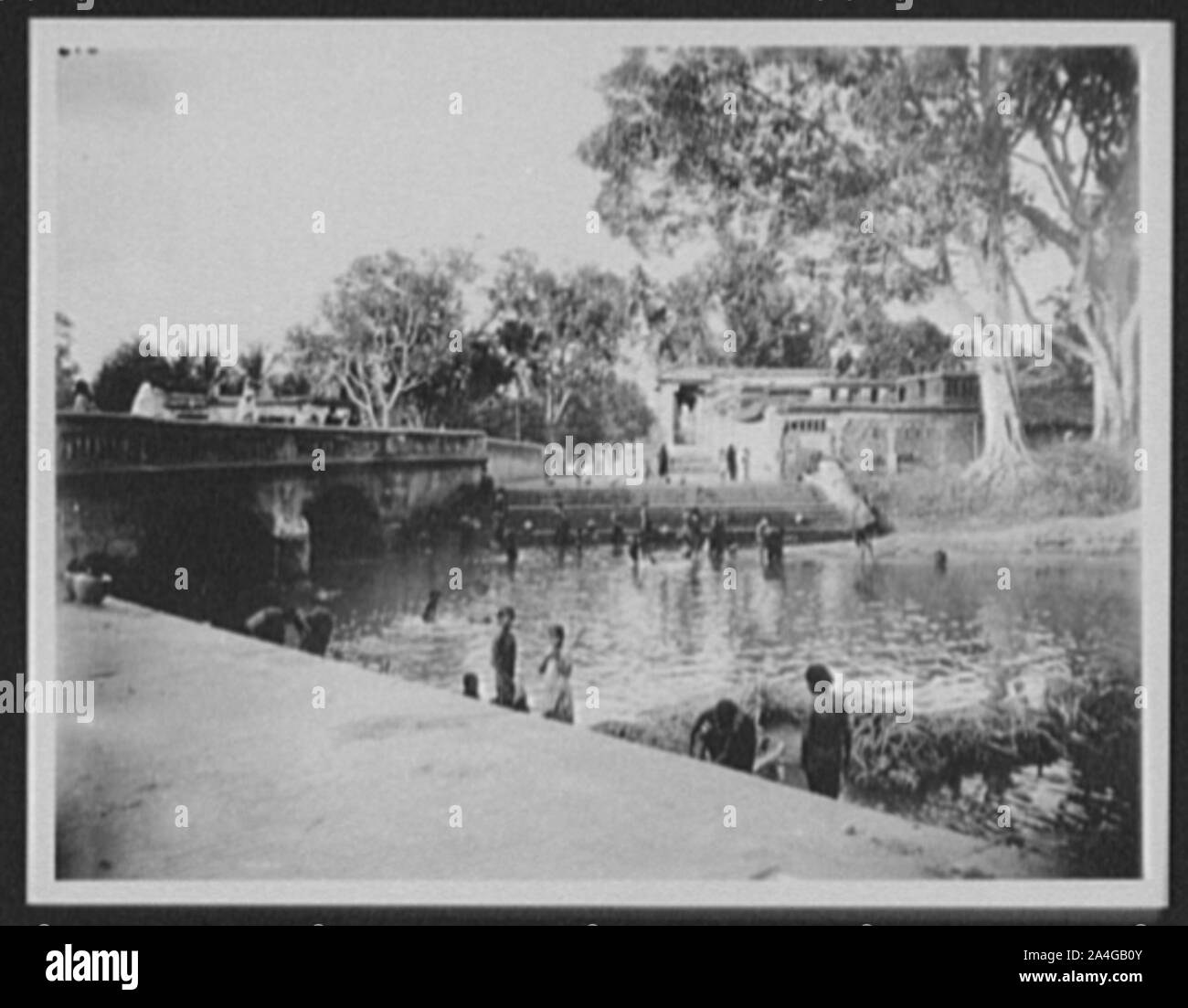 Trichonopoly - bathing tanks at the bridge - Srirangam Stock Photo - Alamy