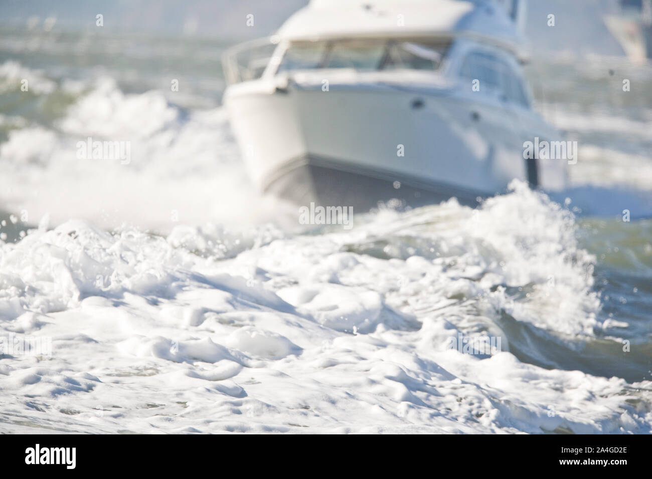 Speed boat wakes hi-res stock photography and images - Alamy